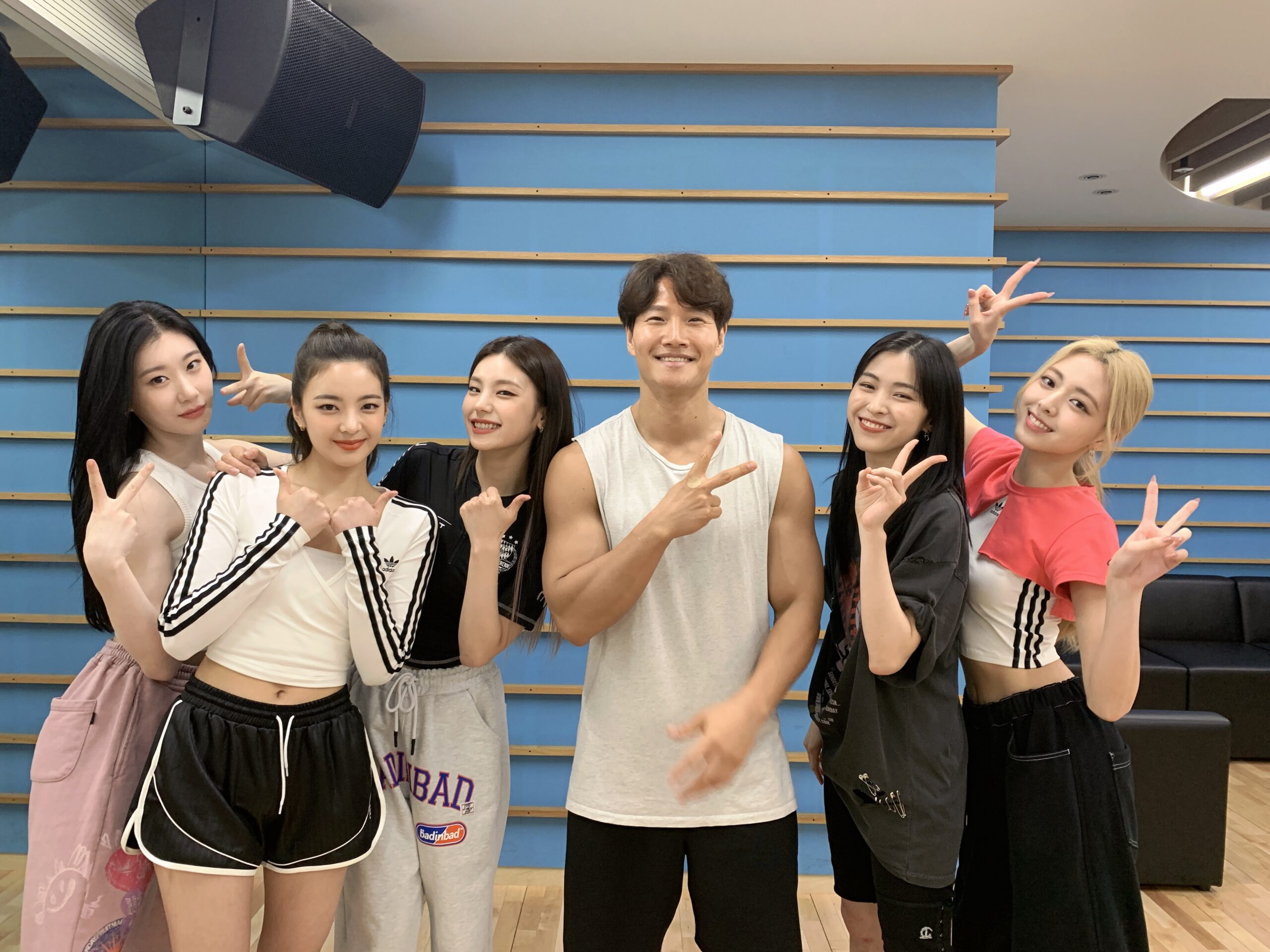 FYLdWjEaMAA-B6T-1 - NO KPOP NO LIFE